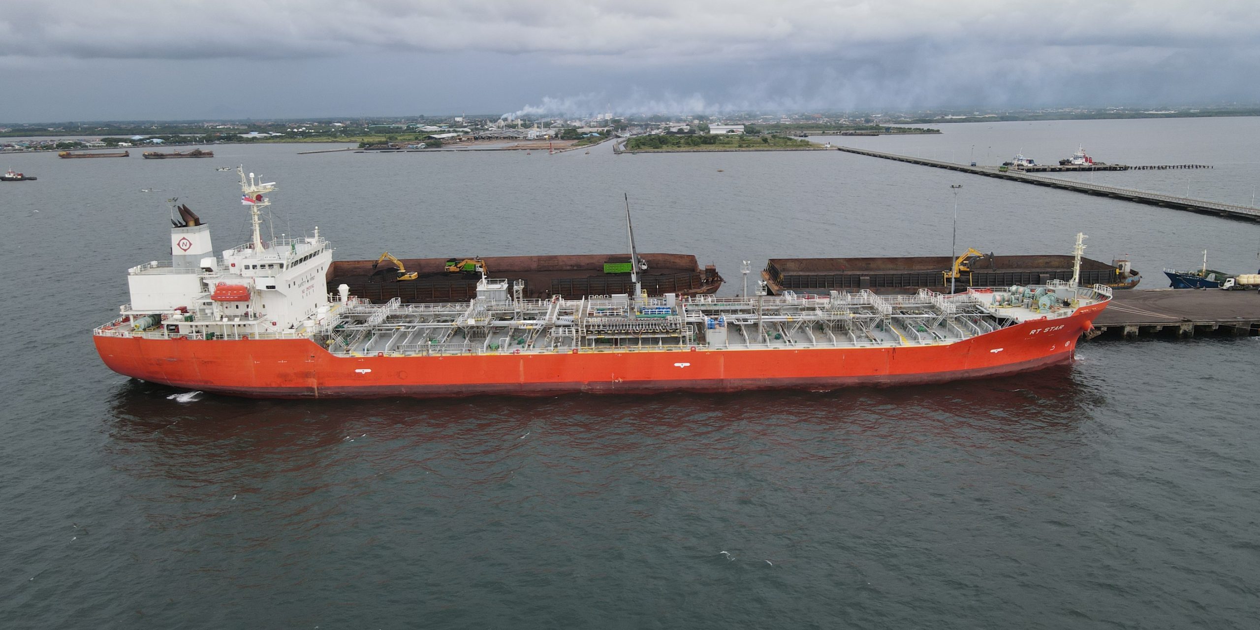 KAPAL MT. RT STAR, MUAT LYSINE UNTUK KEBUTUHAN EXPORT KE BARCELONA DAN ...